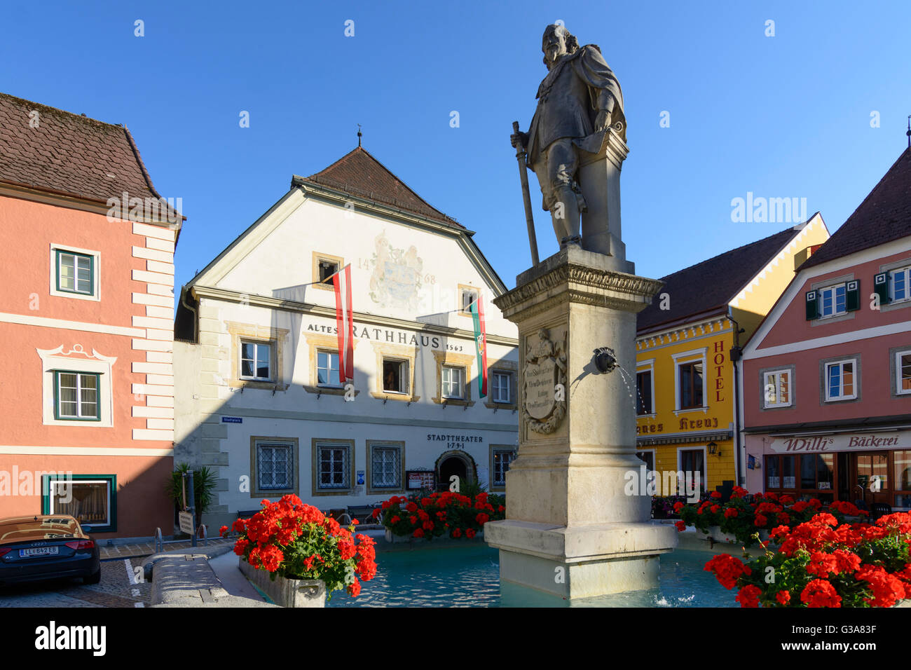 Town square with fountain hi-res stock photography and images - Alamy