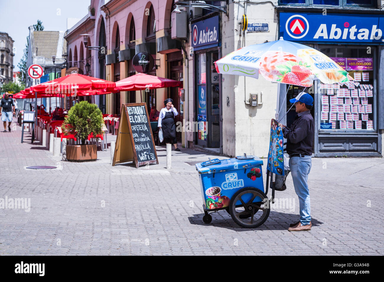 Montevideo street hi-res stock photography and images - Alamy