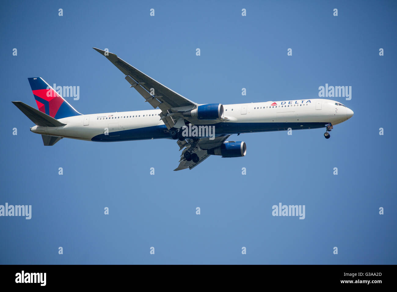 Skyteam Delta Air Lines Boeing 767-400ER N835MH landing at London ...