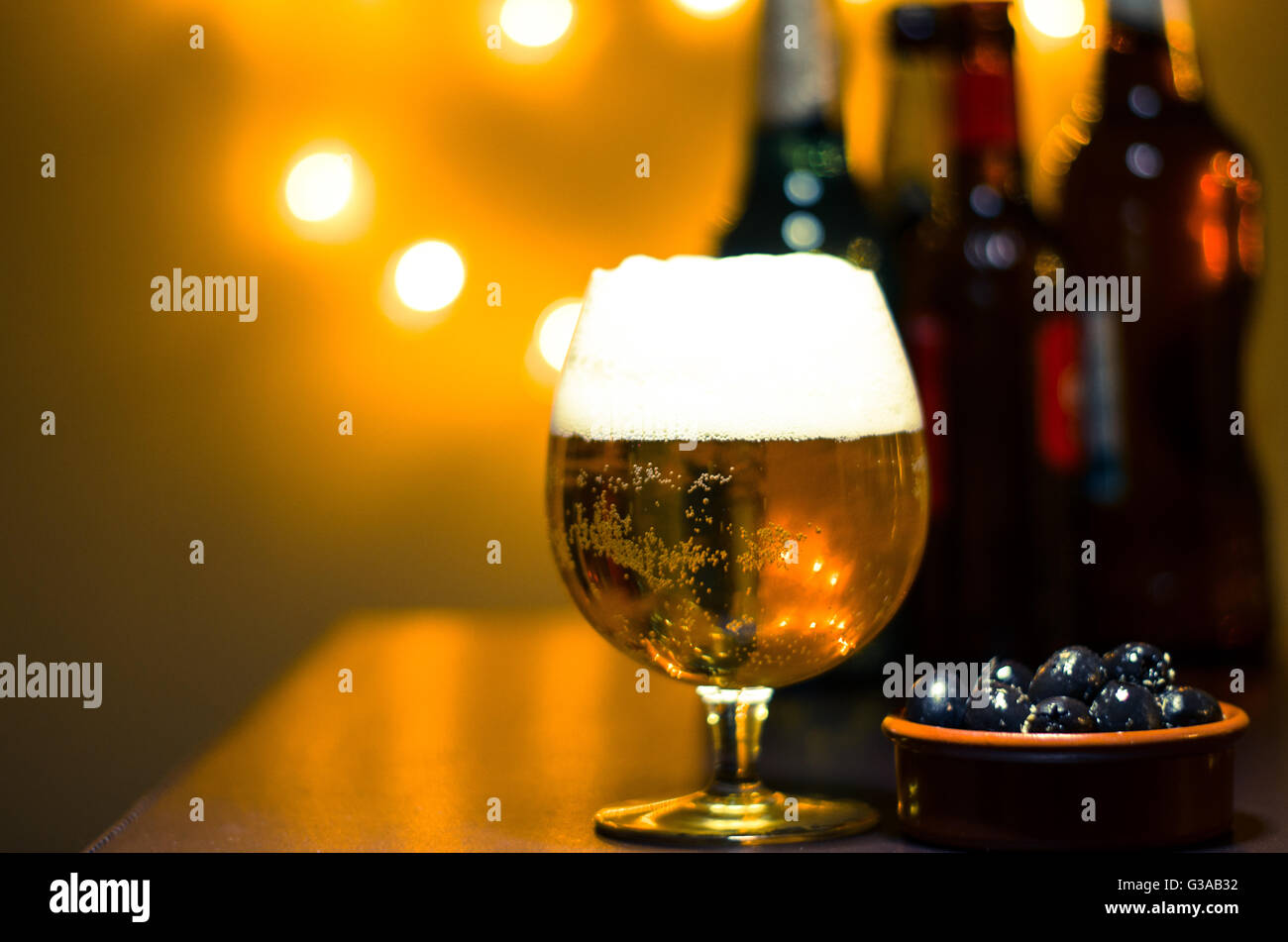 Pint of craft beer on bar, with beer bottles Stock Photo - Alamy