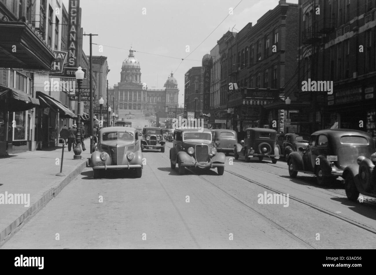 Des Moines, Iowa. State capitol in background Stock Photo - Alamy