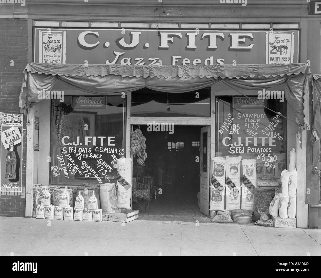 Historical Store Front High Resolution Stock Photography and Images - Alamy
