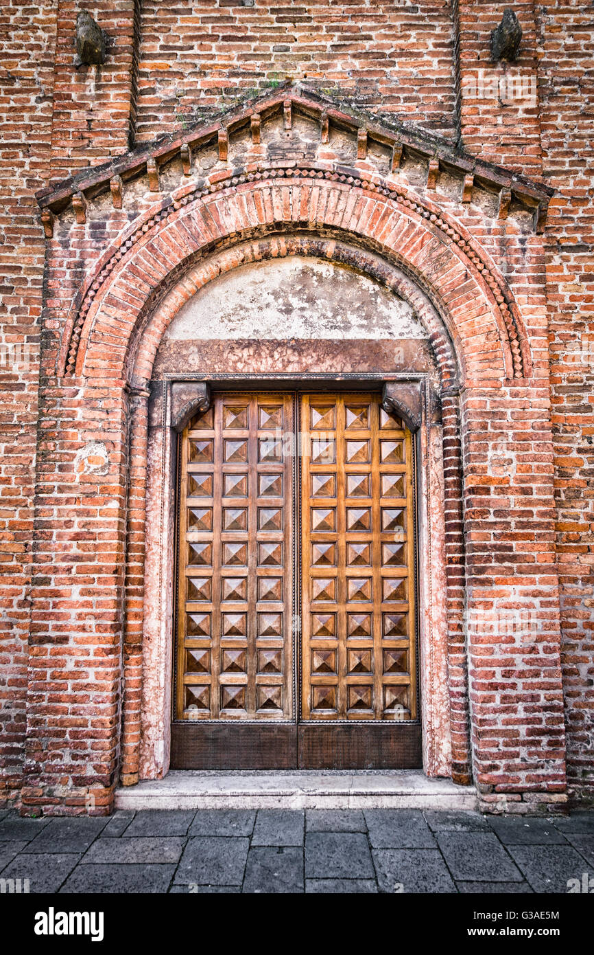 Romanesque entrance door hi-res stock photography and images - Alamy