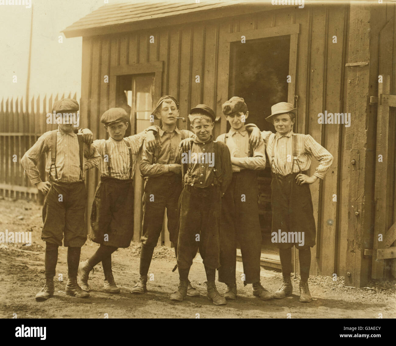 Noon hour at Obear-Nestor Glass Co., East. St. Louis, Ill Stock Photo ...
