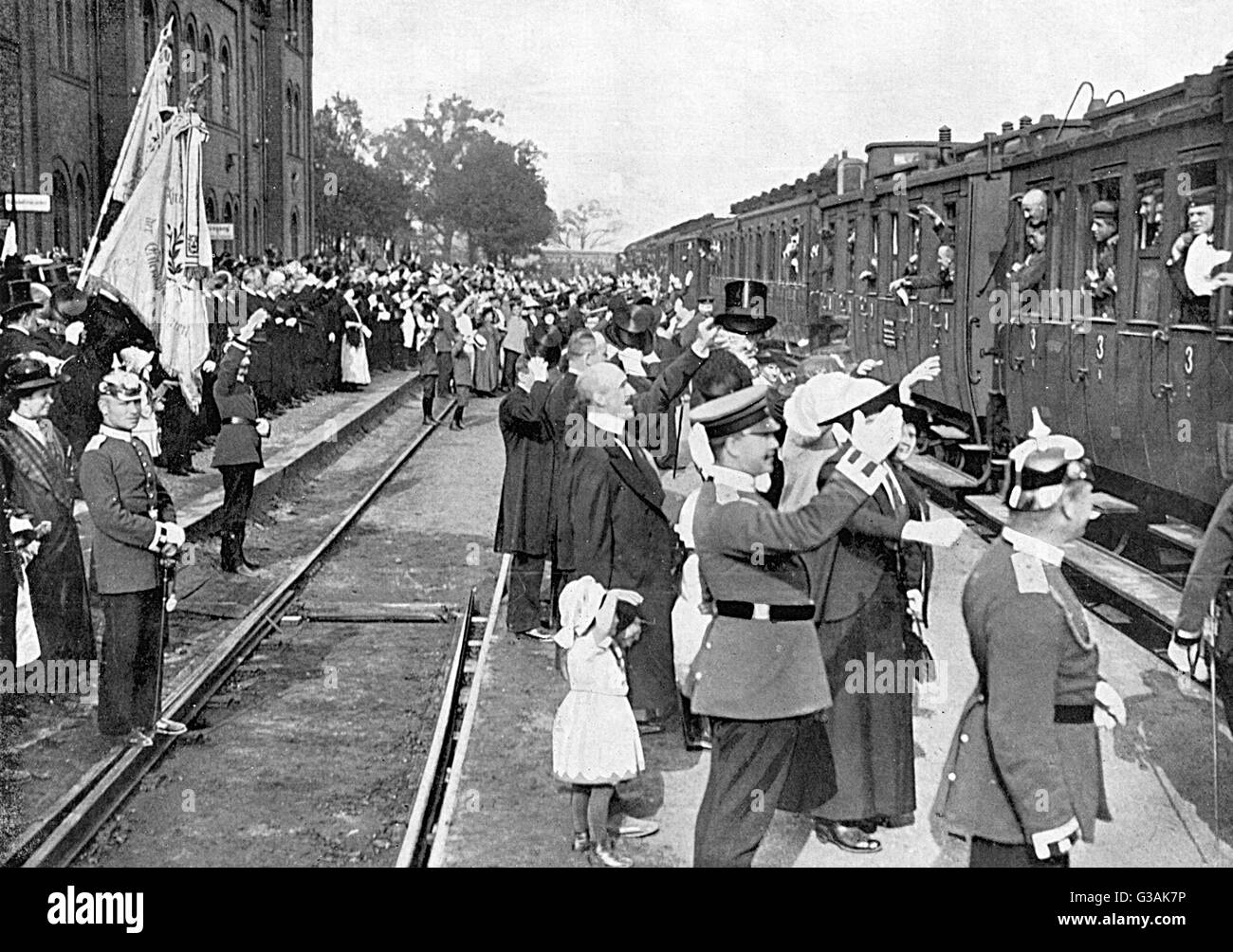 German soldiers leaving for the front at the start of WWI Stock Photo ...