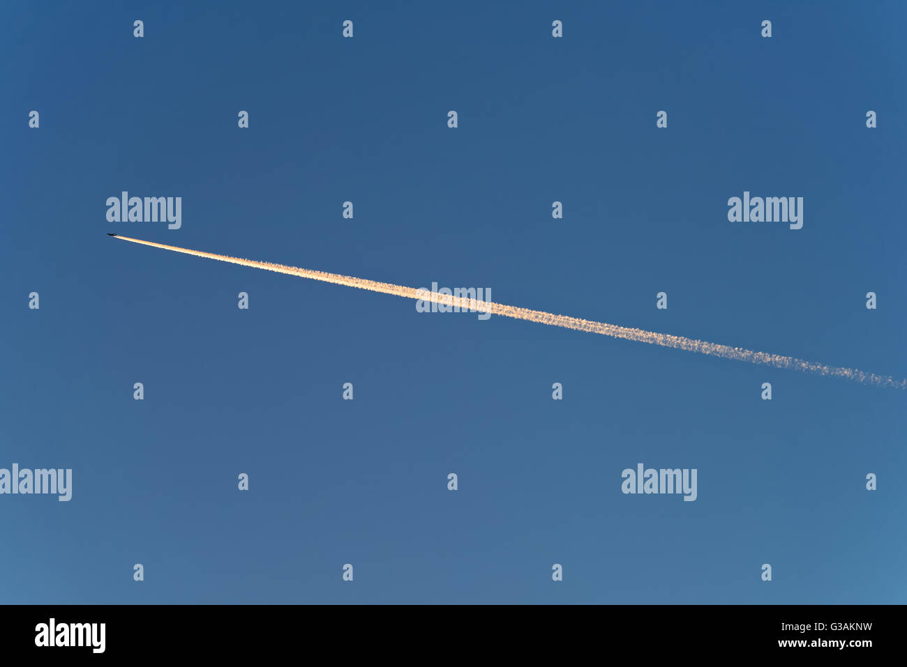 Airplane trace hi-res stock photography and images - Alamy