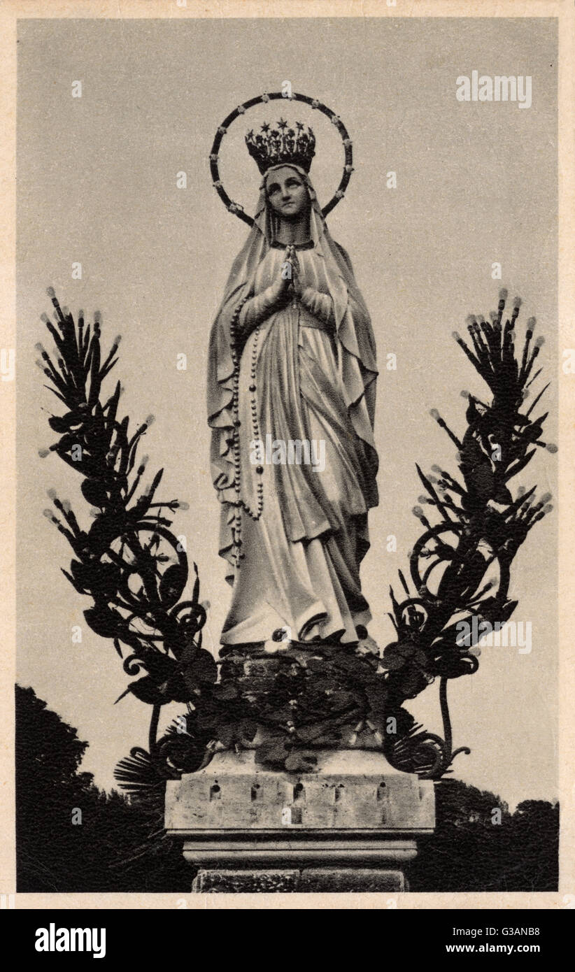 Lourdes, France - The Virgin Crowned statue Stock Photo - Alamy