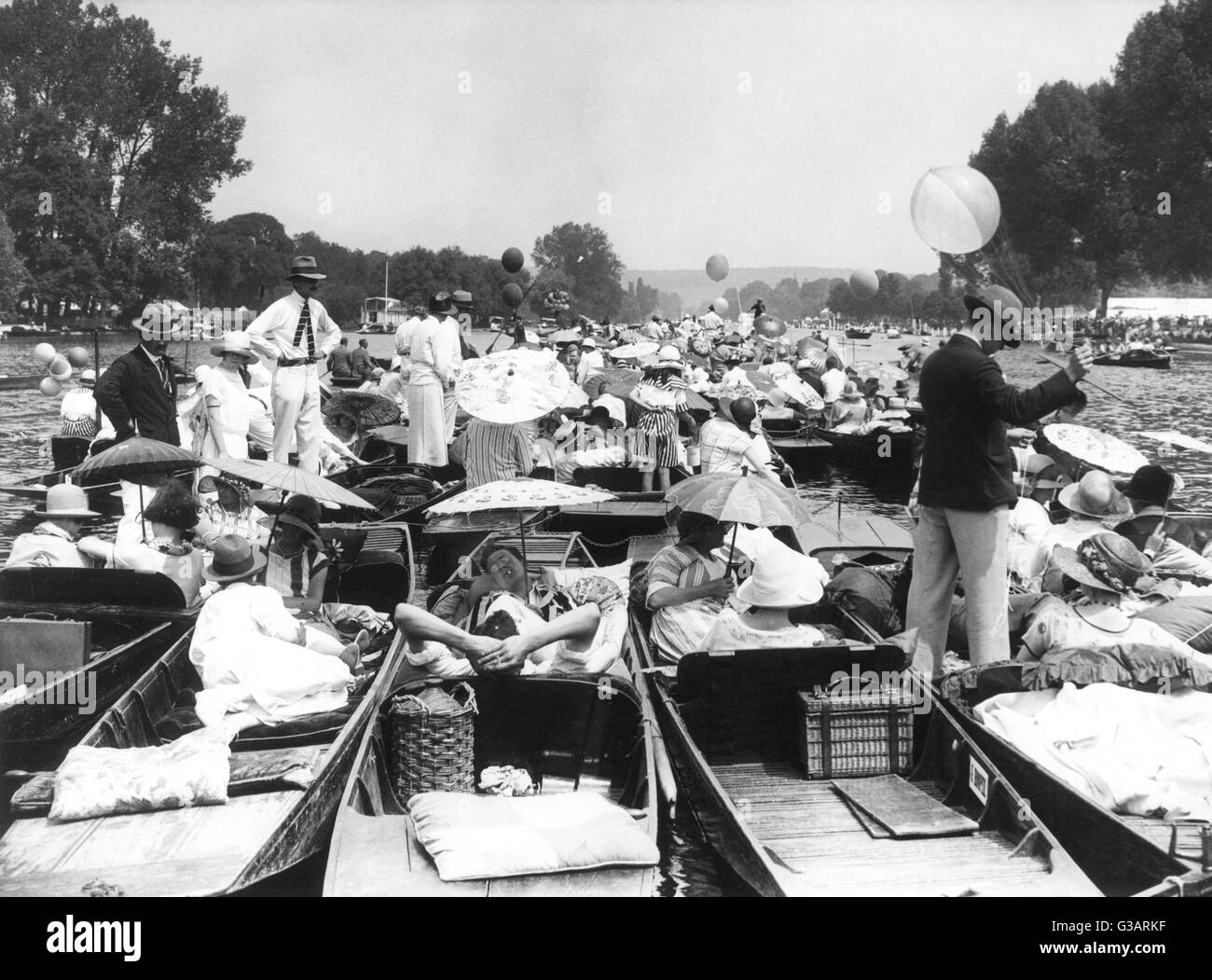 People at a crowded regatta on the River Thames Stock Photo - Alamy