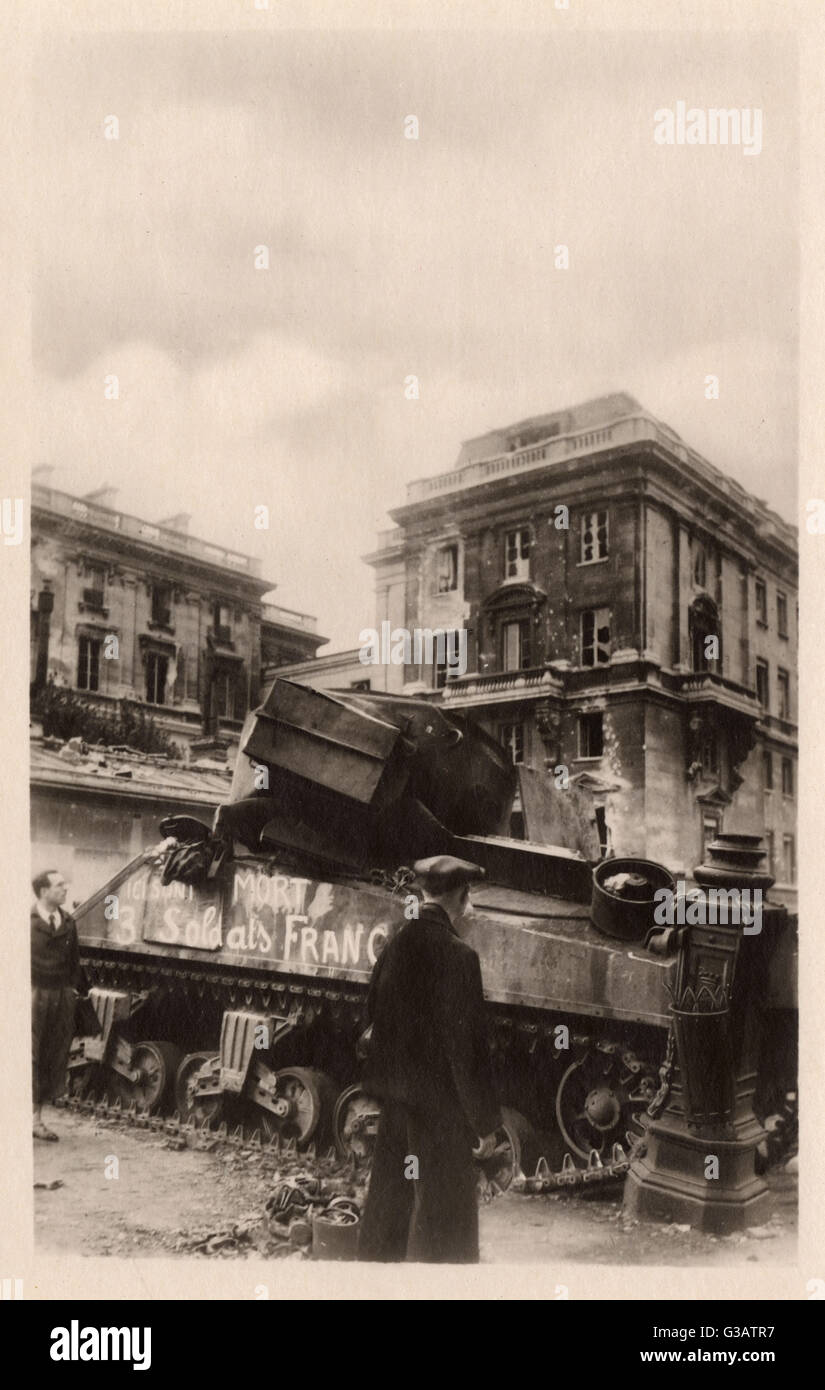 WW2 - Paris Liberation - Disabled Tank at Quai d'Orsay Stock Photo - Alamy