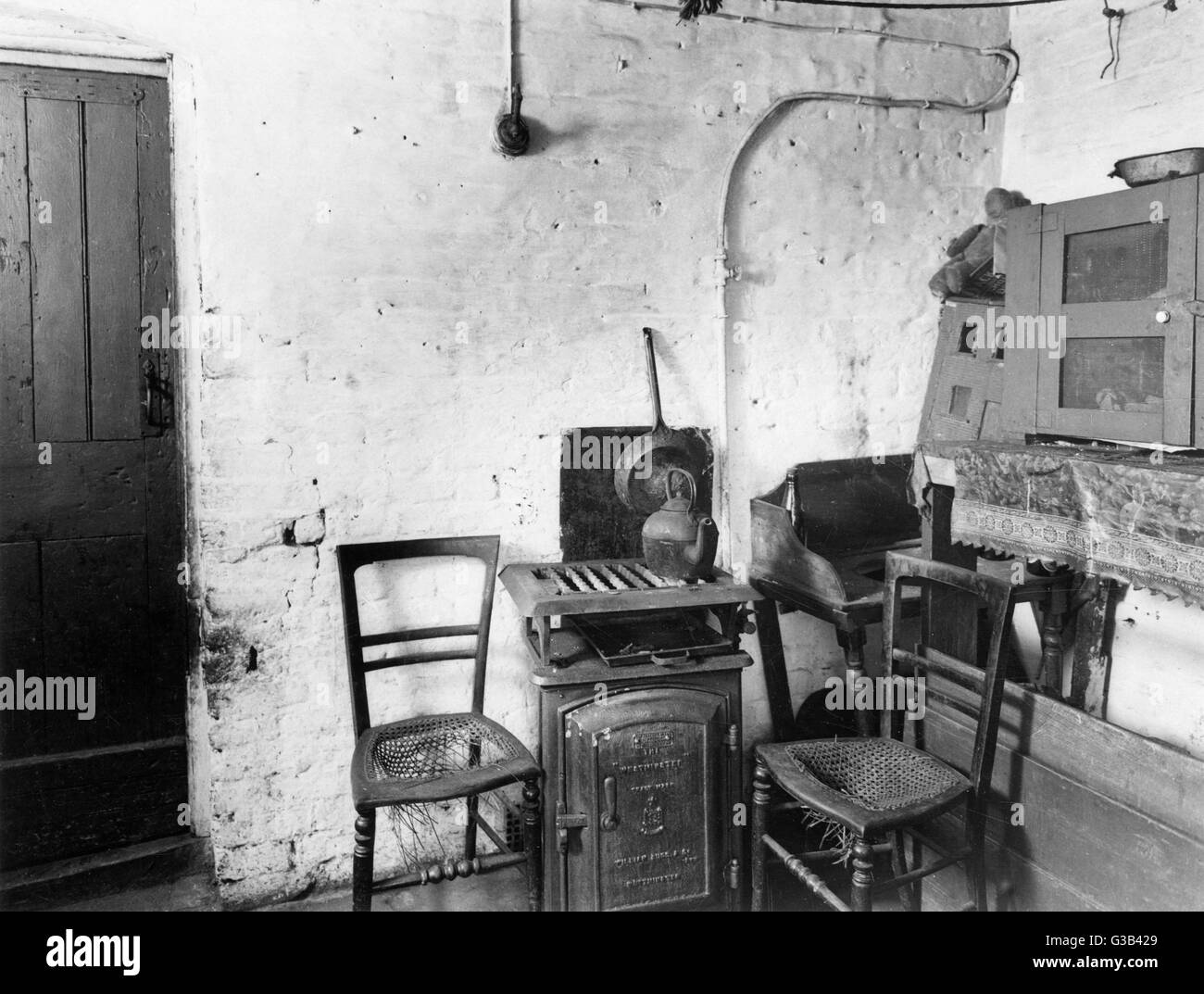 RUDIMENTARY KITCHEN C20 Stock Photo - Alamy