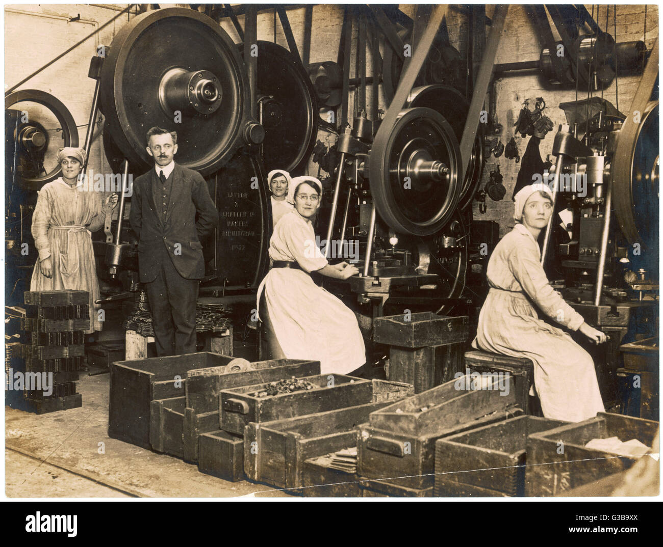 WW1 - Female war workers in a Manchester munitions factory. Date: 1918 ...