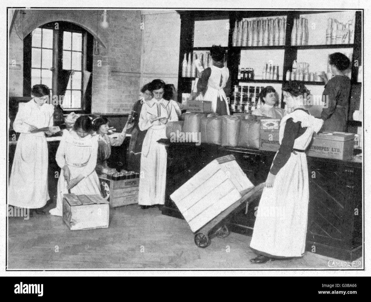 Working women in ww1 Black and White Stock Photos & Images - Alamy