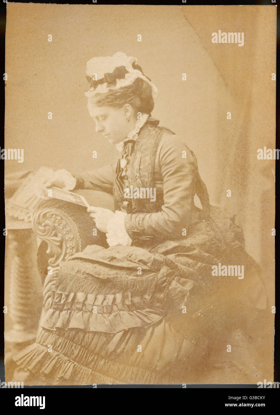 Victorian woman reading hi-res stock photography and images - Alamy