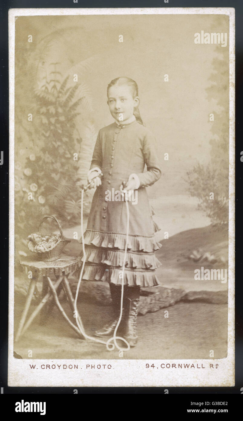 Victorian girl costume hi-res stock photography and images - Alamy