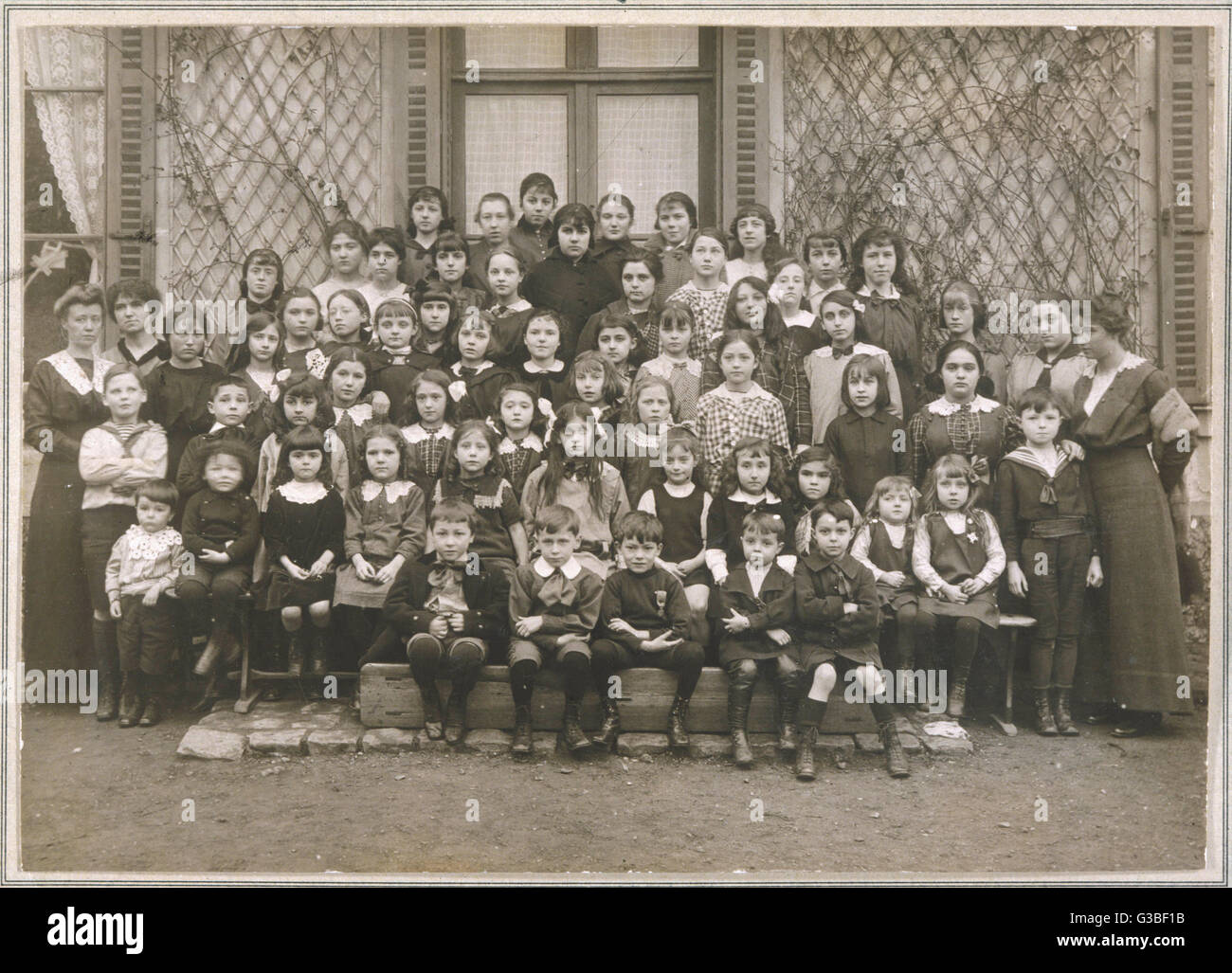 French school girls hi-res stock photography and images - Alamy