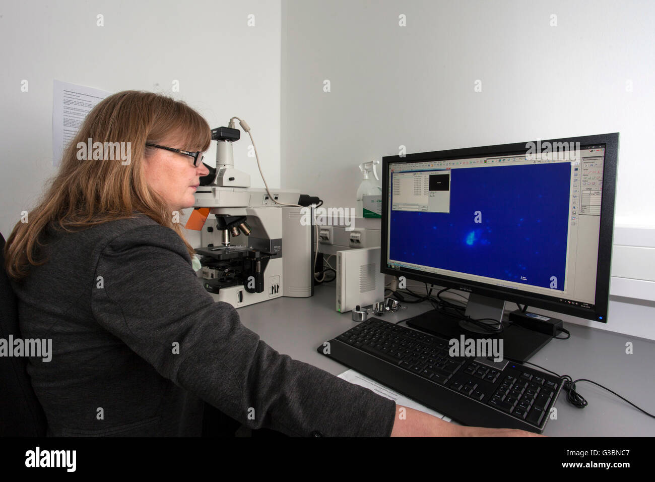 Researcher female lab resolution hi-res stock photography and images ...