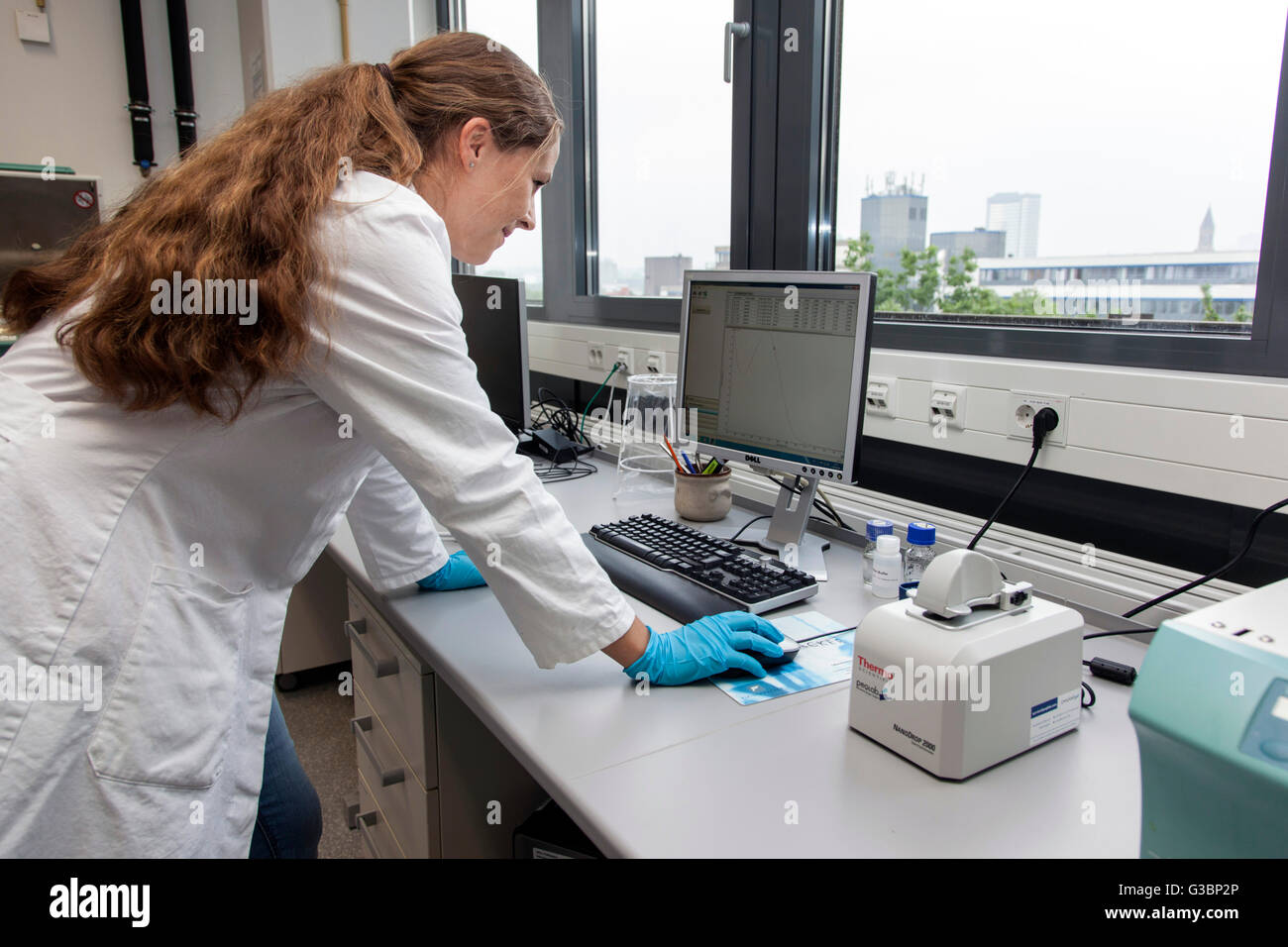 Scientist in the genetics laboratory Stock Photo - Alamy