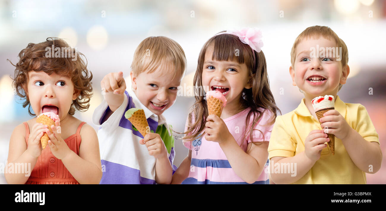Kids Eating Ice Cream Kids Eating Ice Cream Summer — Stock Photo