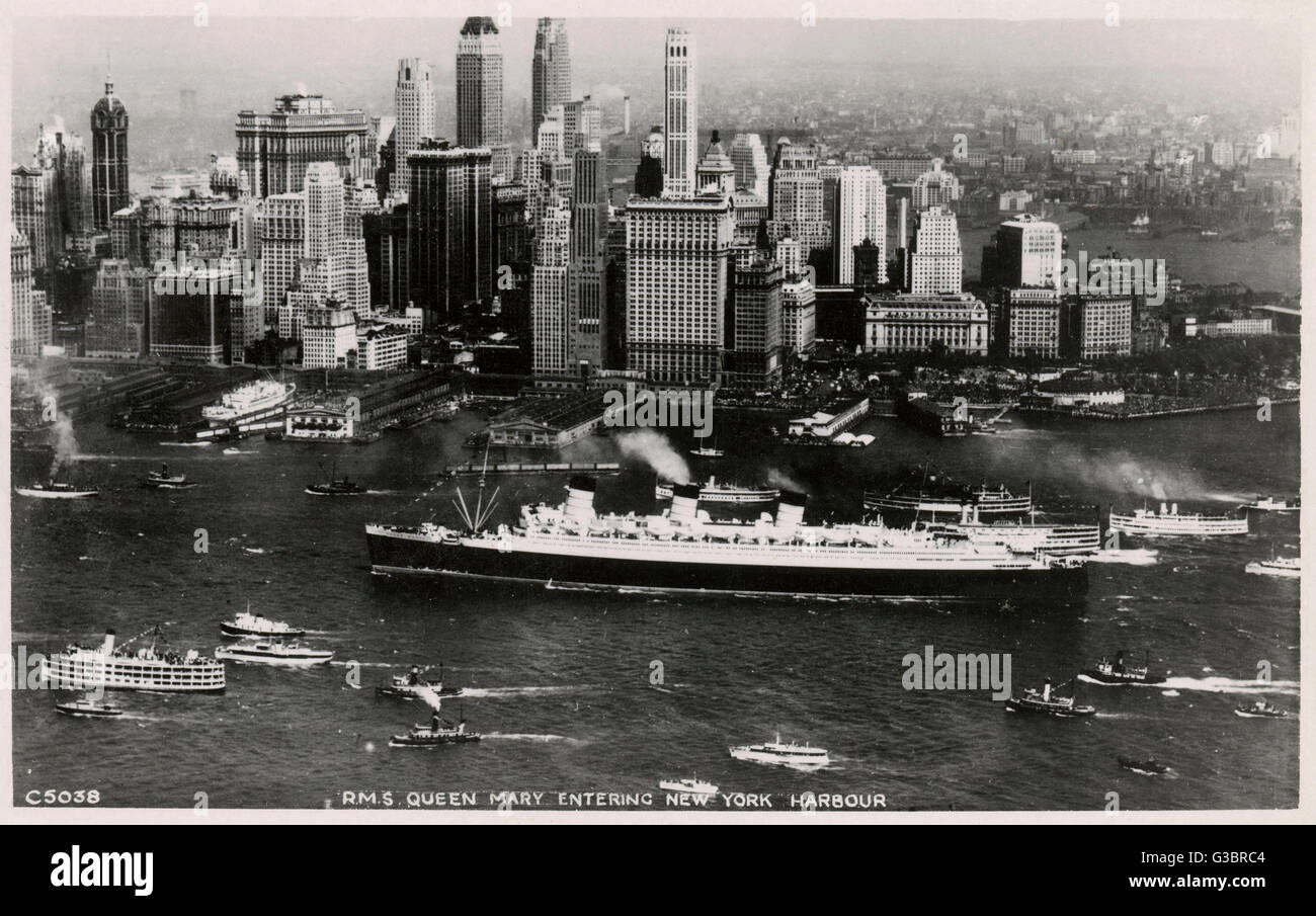 Arrival of the Queen Mary - New York - after maiden voyage Stock Photo ...