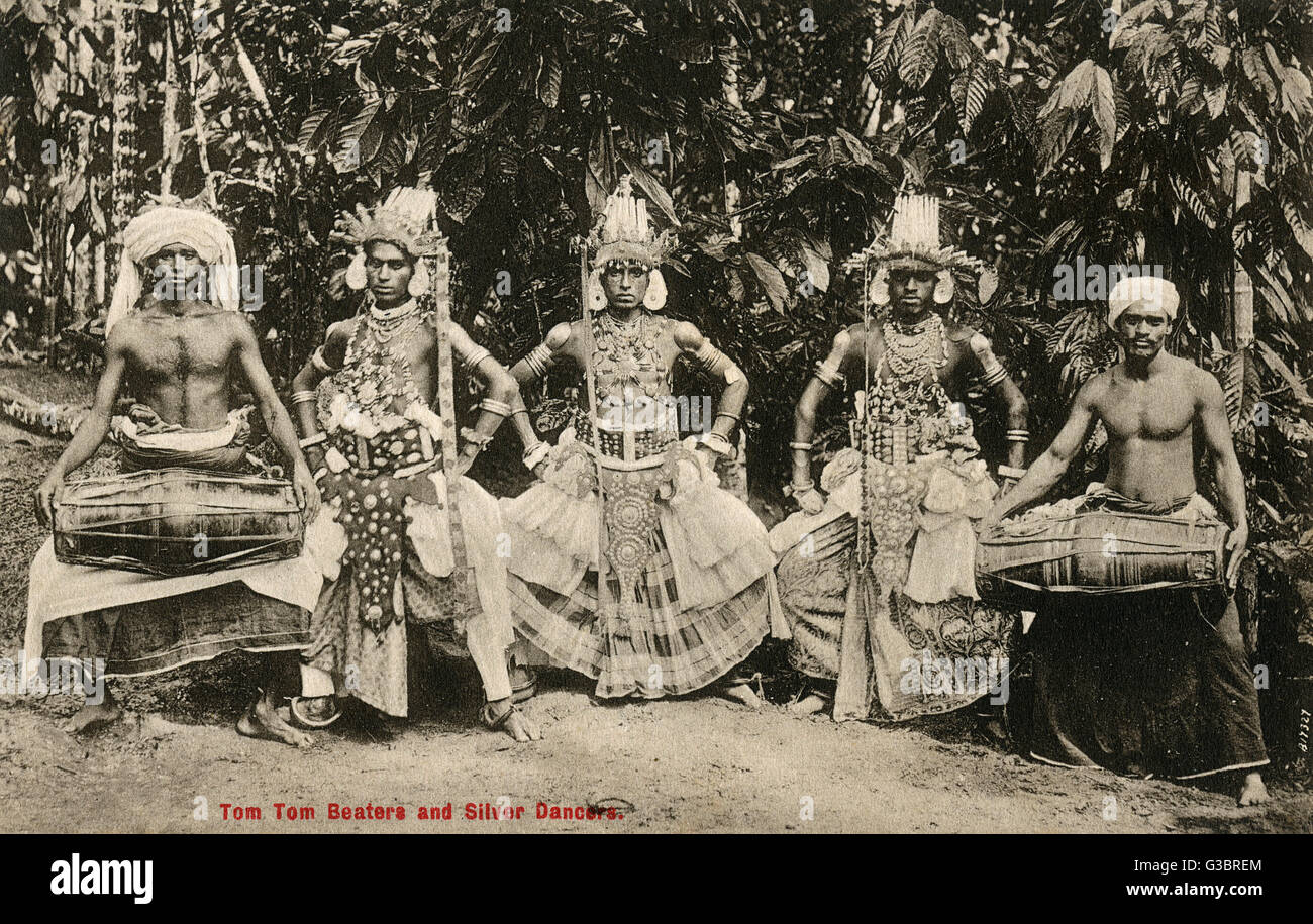 Gata Bera drummers and Sinhala Dancers - Sri Lanka Stock Photo - Alamy