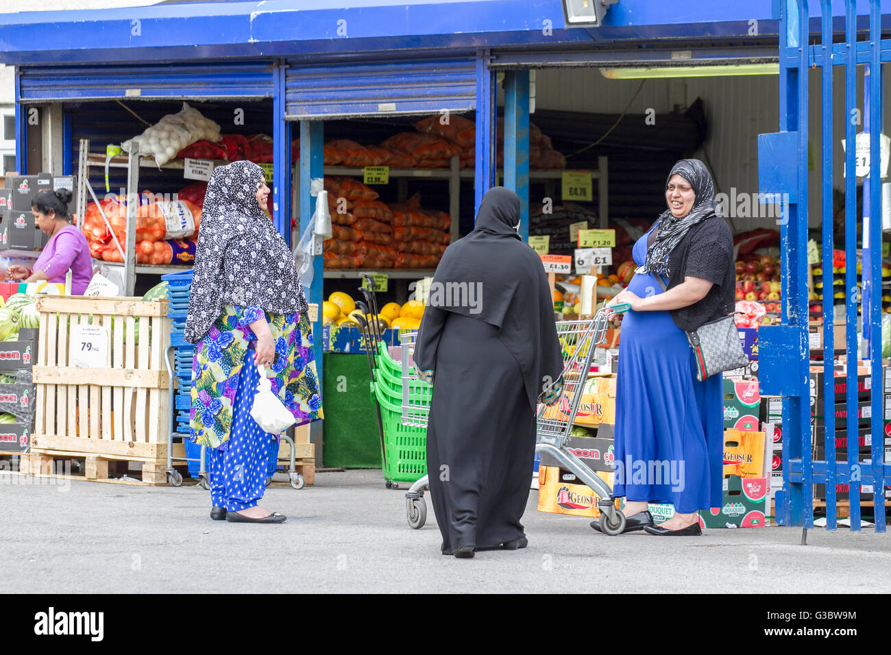 Muslim people wearing traditional Islamic clothing Stock Photo - Alamy
