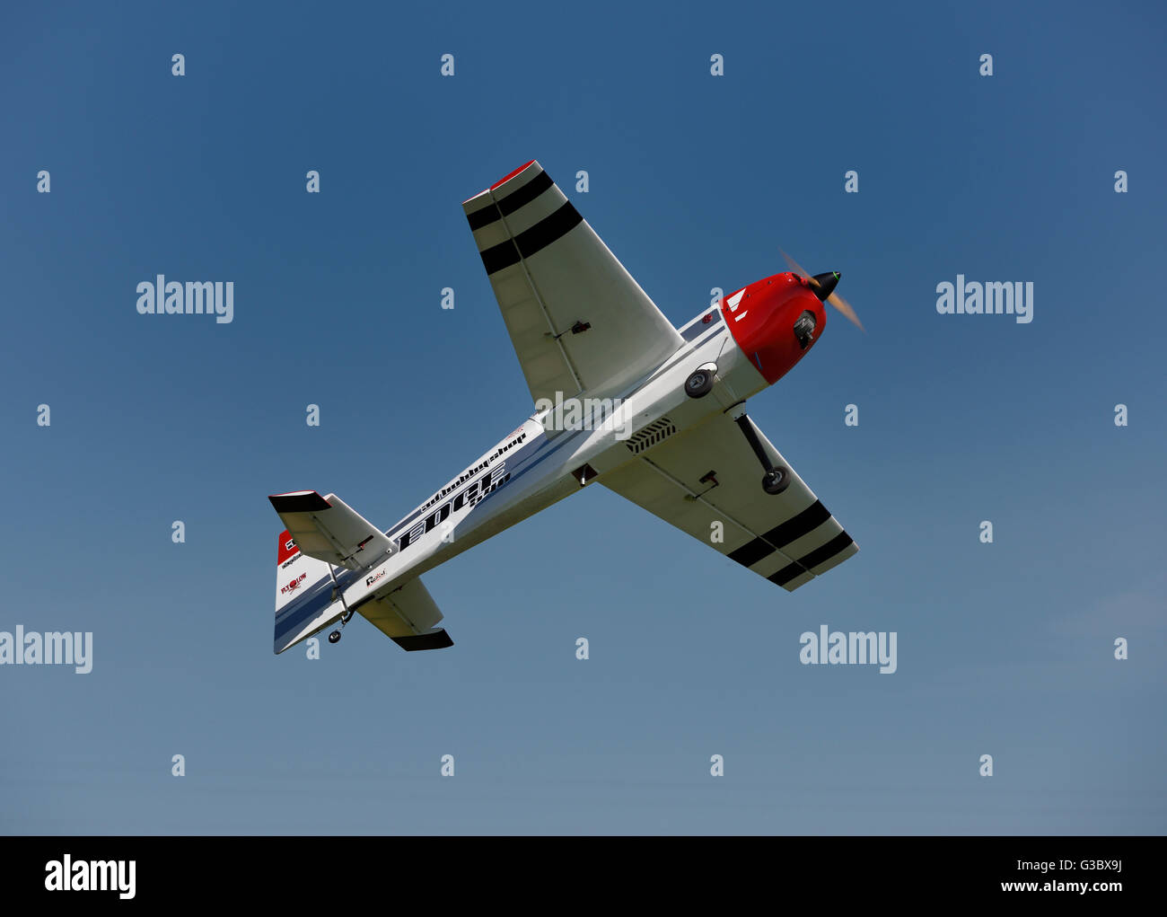 Single prop radio controlled airplane flying overhead Stock Photo - Alamy