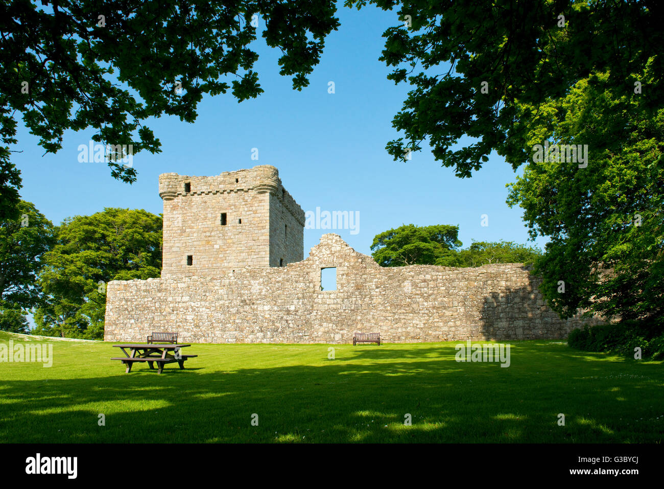 Castle Keep and defensive south-west outer wall. Historic Loch Leven ...