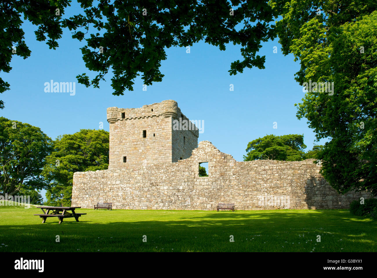 Curtain wall castle scotland hi-res stock photography and images - Alamy
