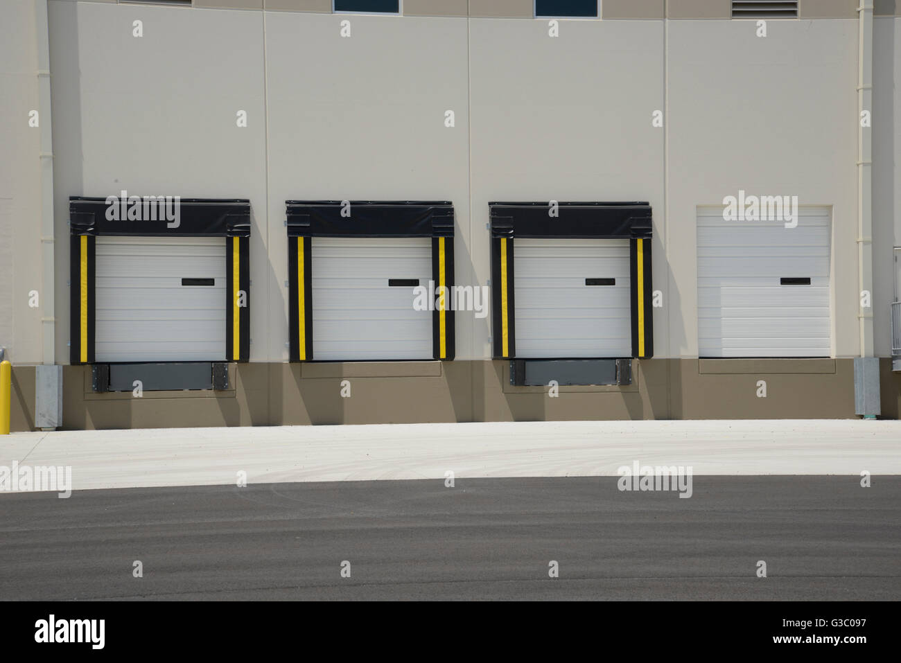 Shipping docks hi-res stock photography and images - Alamy