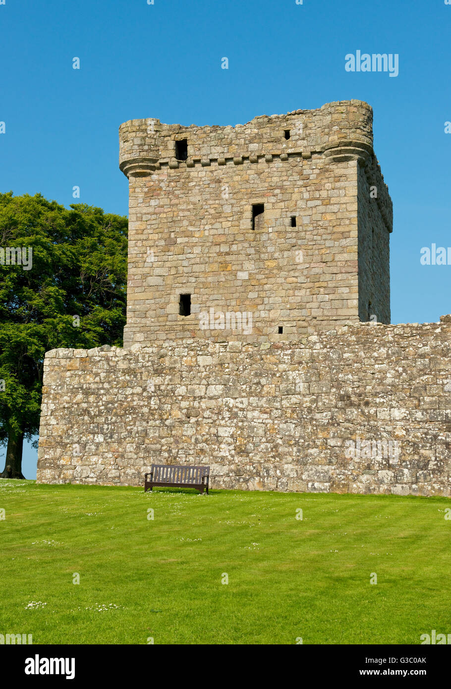 Curtain wall castle scotland hi-res stock photography and images - Alamy