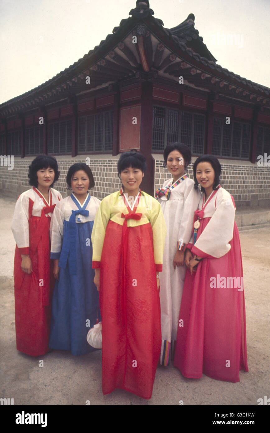 Visitors at Deoksu Palace, Seoul, South Korea Stock Photo - Alamy