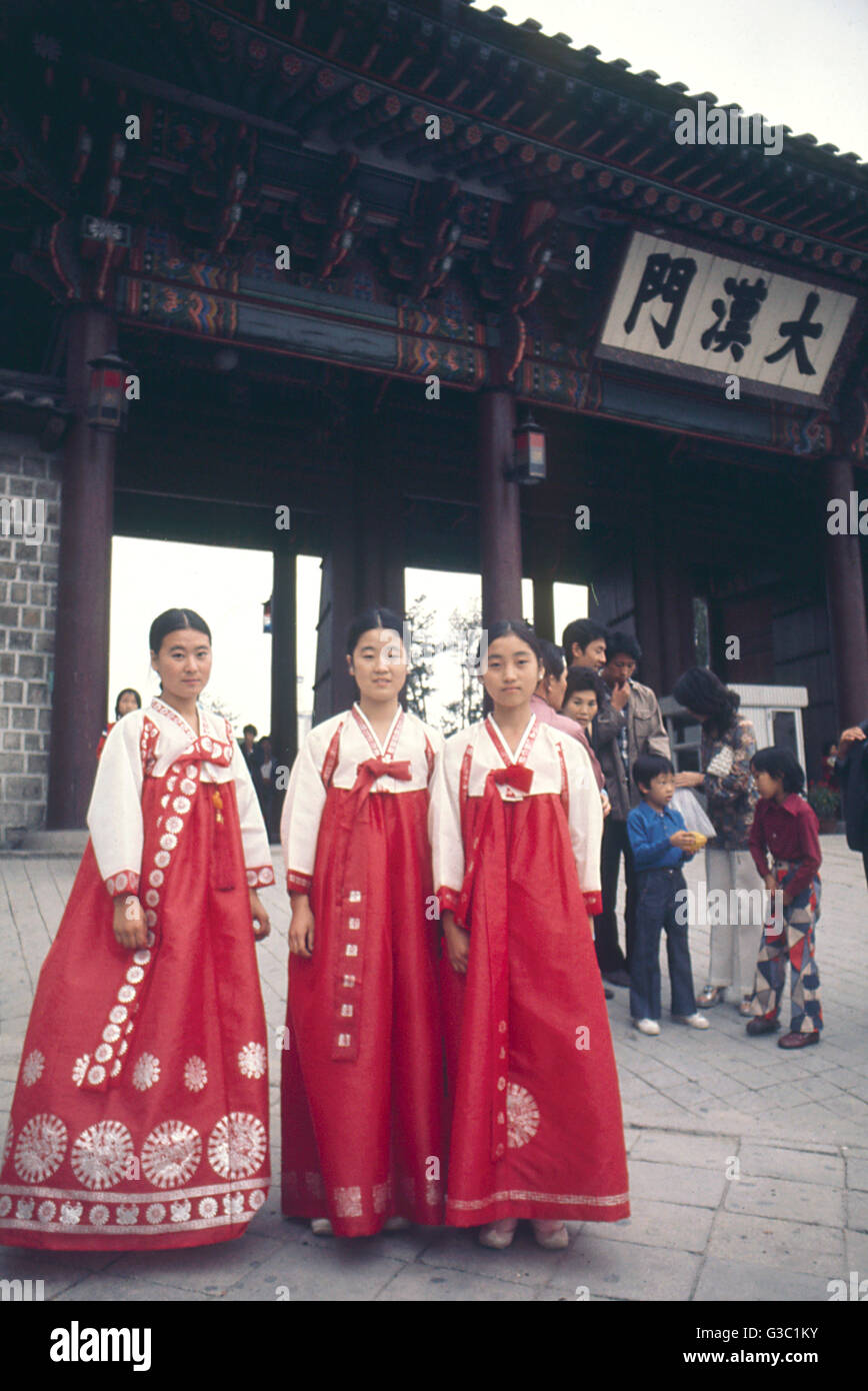 Visitors at Deoksu Palace, Seoul, South Korea Stock Photo - Alamy
