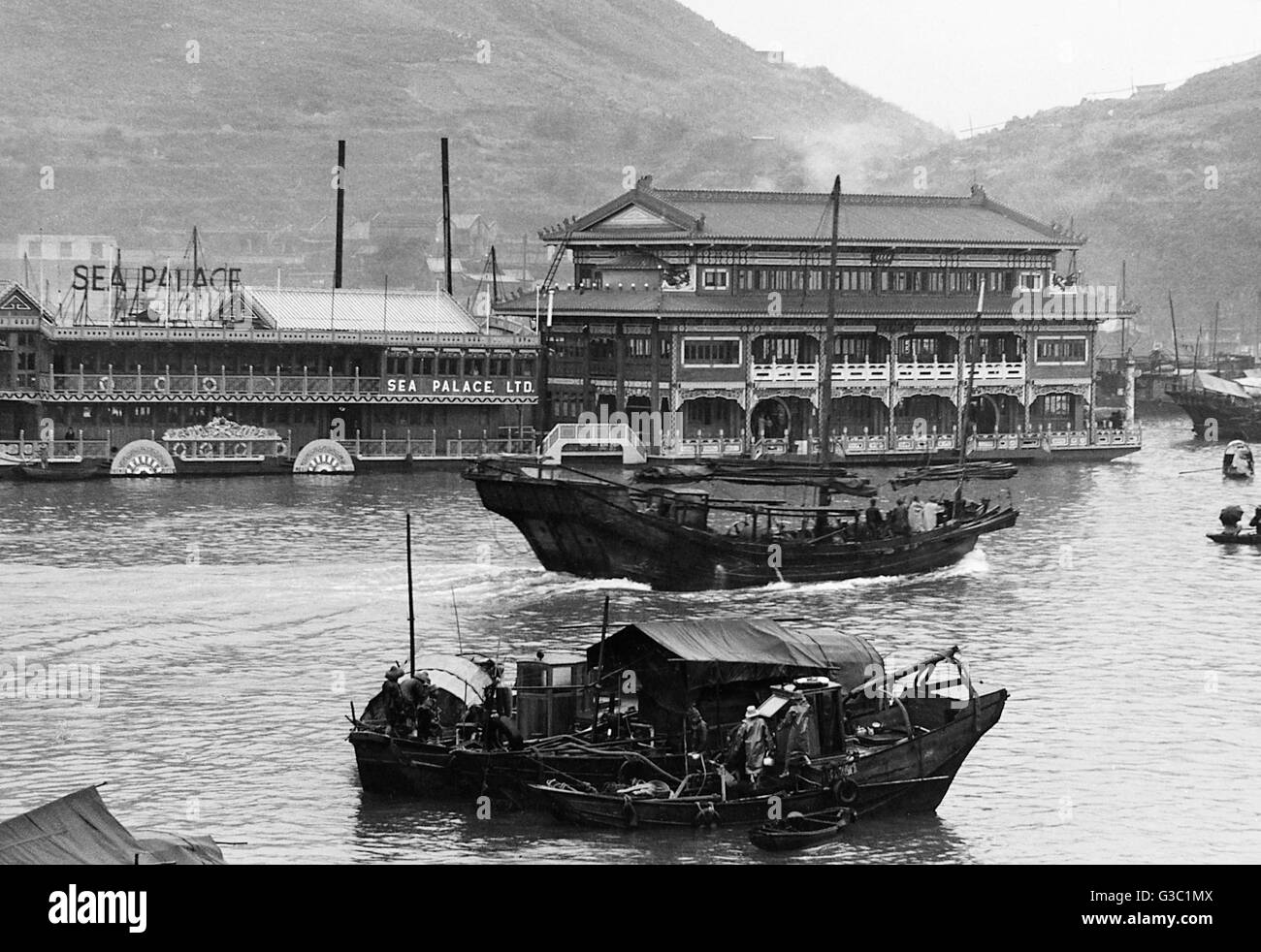 Floating restaurant hong kong ship hi-res stock photography and images ...