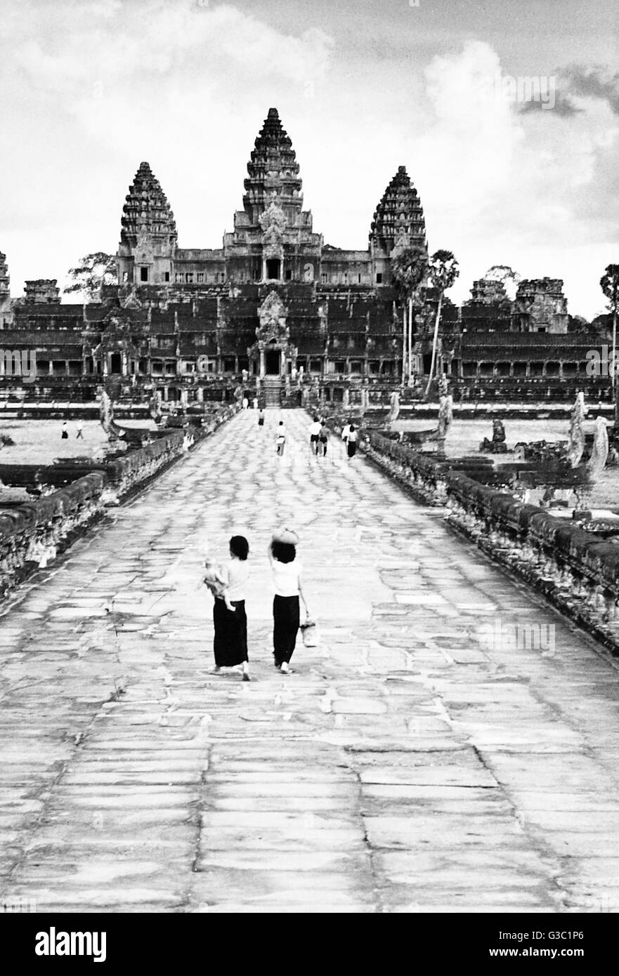 People approaching Angkor Wat, Cambodia Stock Photo - Alamy
