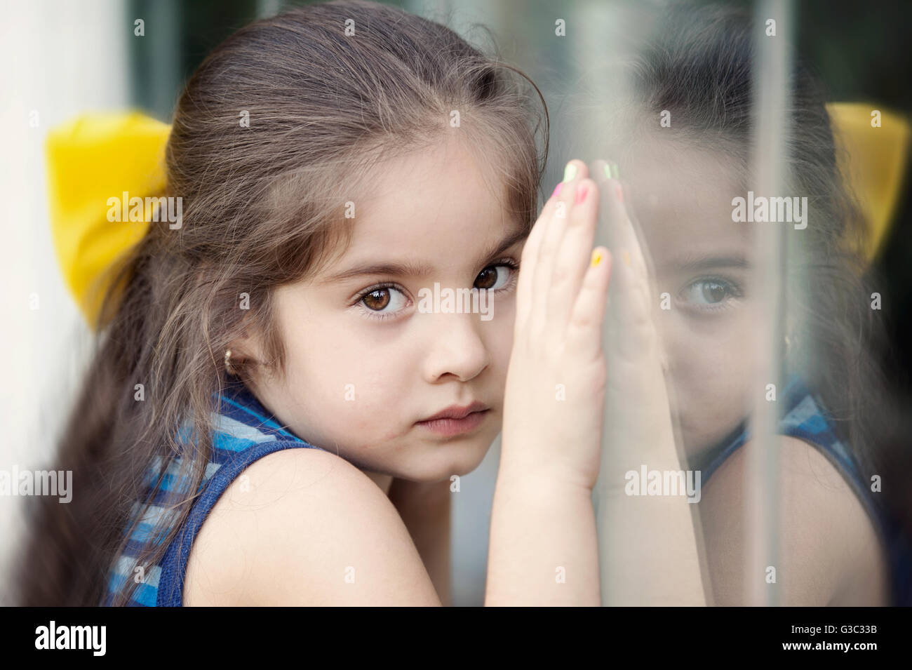 Face pressed against glass hi-res stock photography and images - Alamy