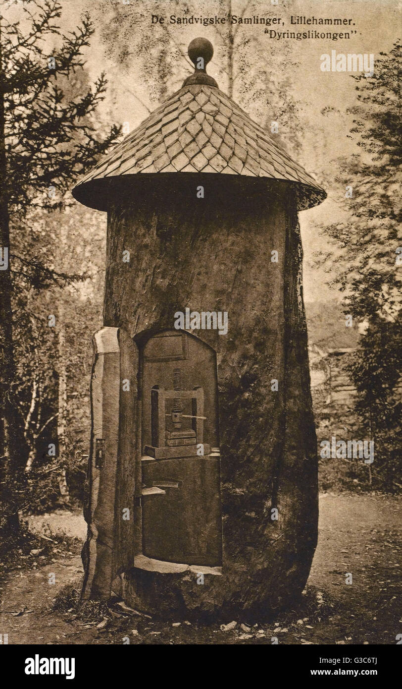 Tree hollow door hi-res stock photography and images - Alamy