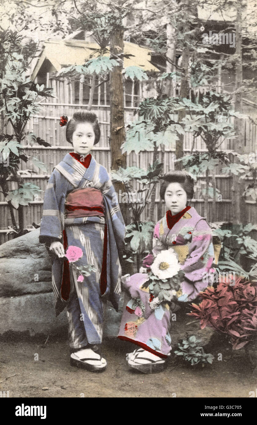 Two Japanese Geisha Girls wearing Kimonos Stock Photo - Alamy
