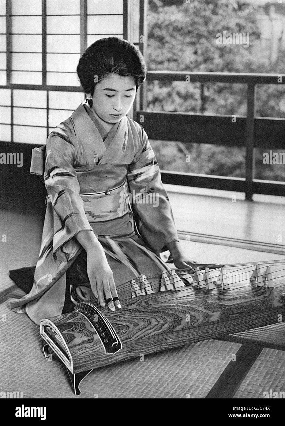 Japanese koto instrument Black and White Stock Photos & Images - Alamy