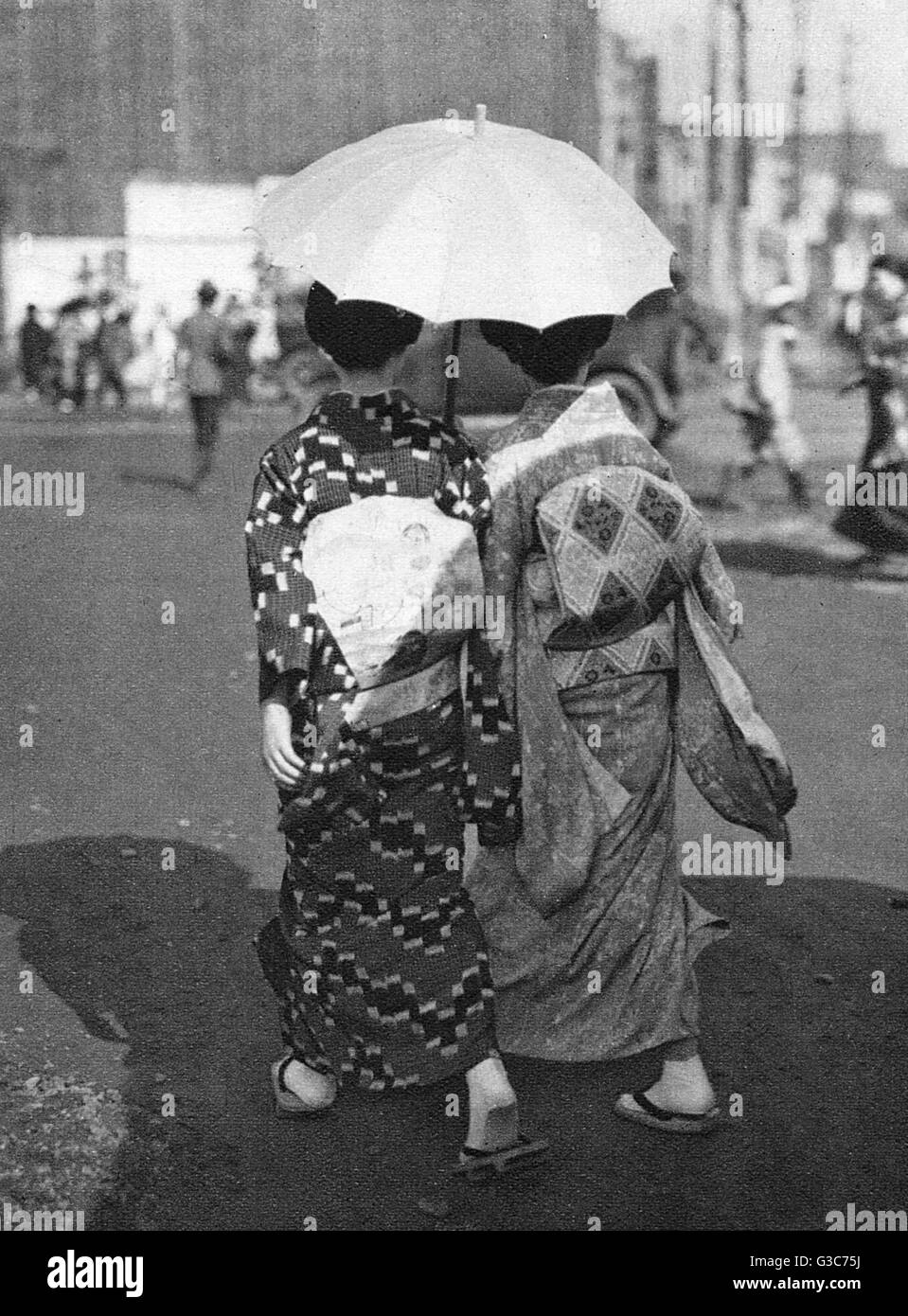 Two girls walking on Black and White Stock Photos & Images - Alamy