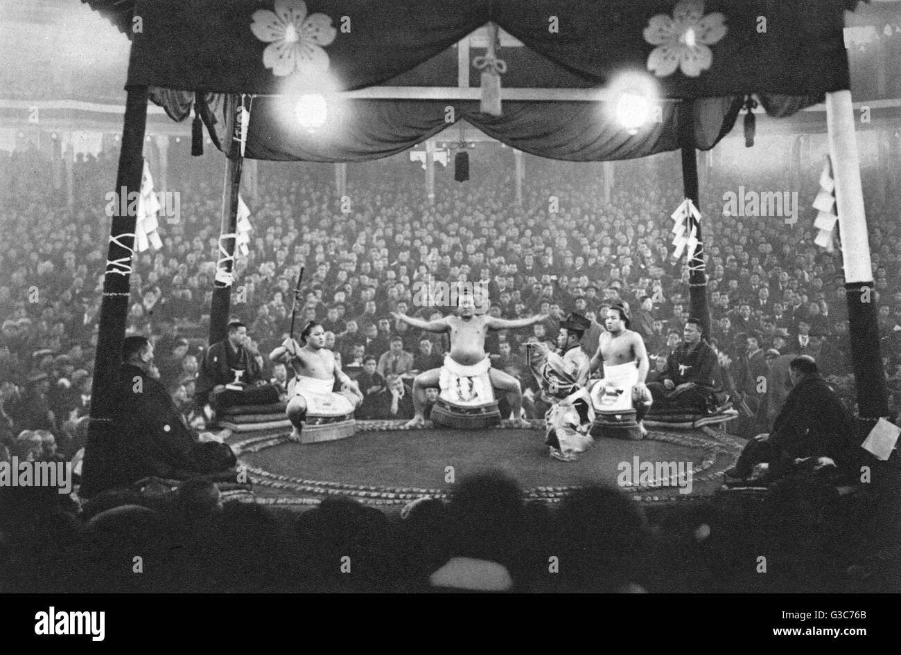 Sumo referee Black and White Stock Photos & Images - Alamy