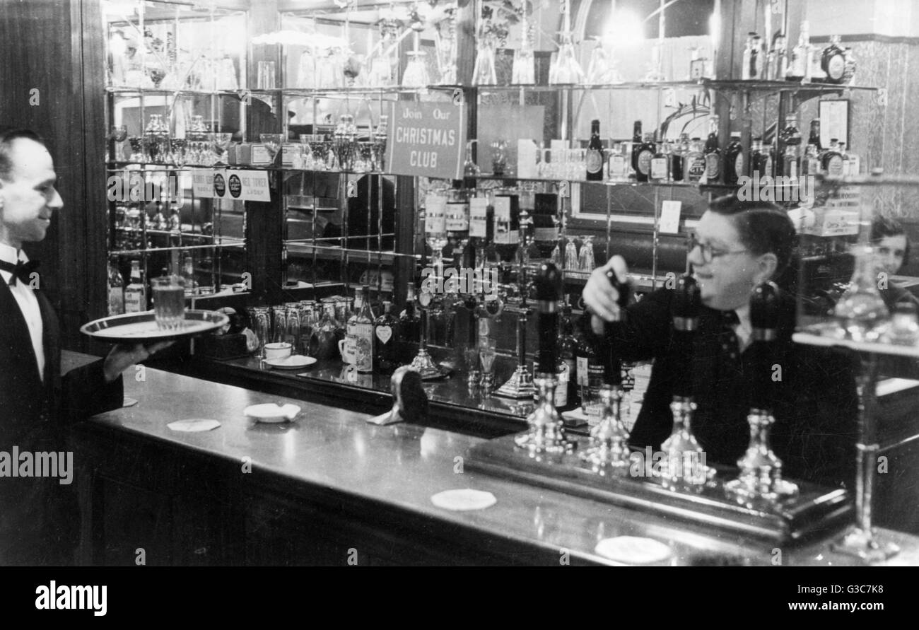 1930s customers at a bar hi-res stock photography and images - Alamy