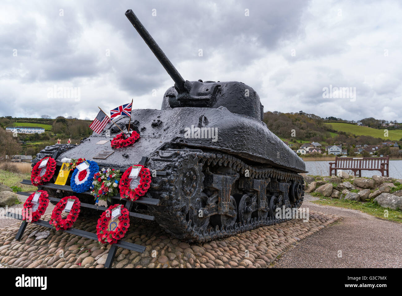 Sherman tank d day hi-res stock photography and images - Alamy