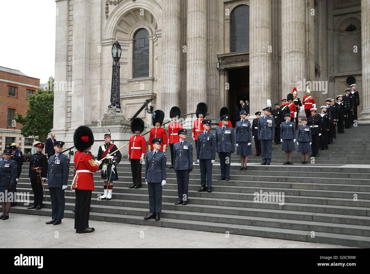 Members armed forces line up outside st pauls cathedral hi-res stock ...