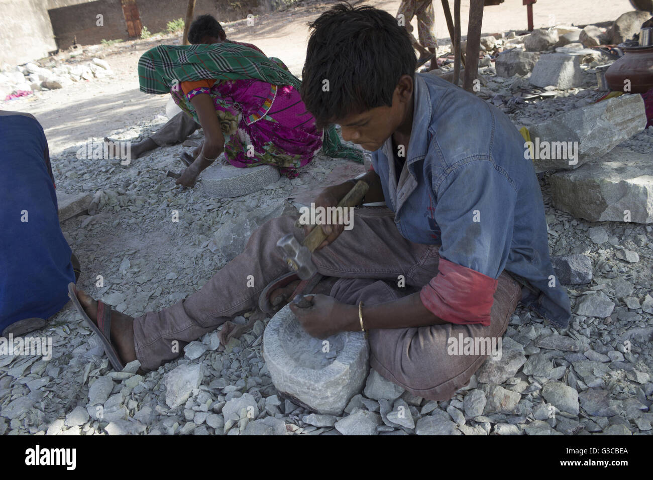 Worker making mortar and pestle stone masala grinder. Baroda, Gujarat ...