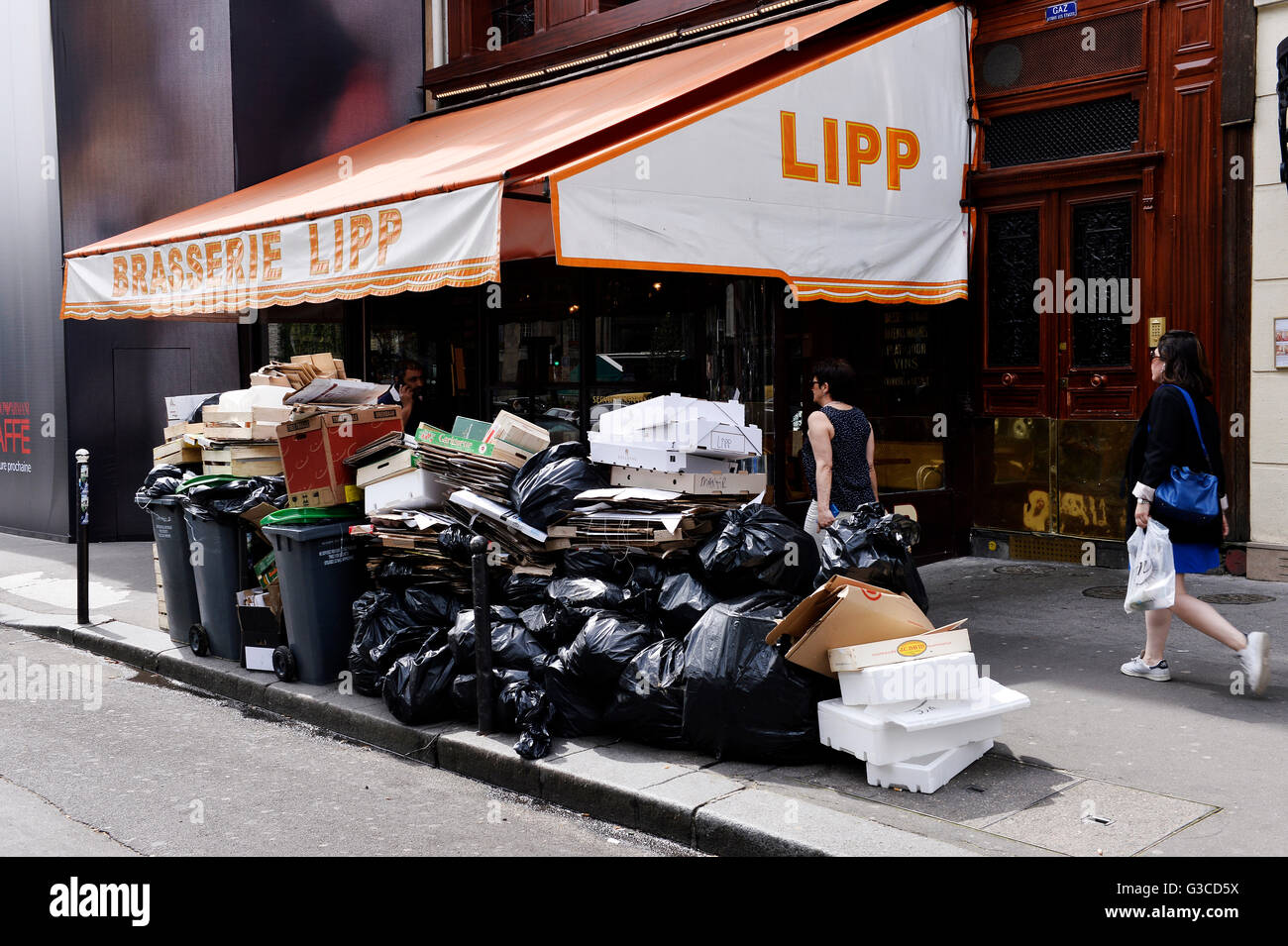 Garbage collect on strike in Paris Stock Photo - Alamy