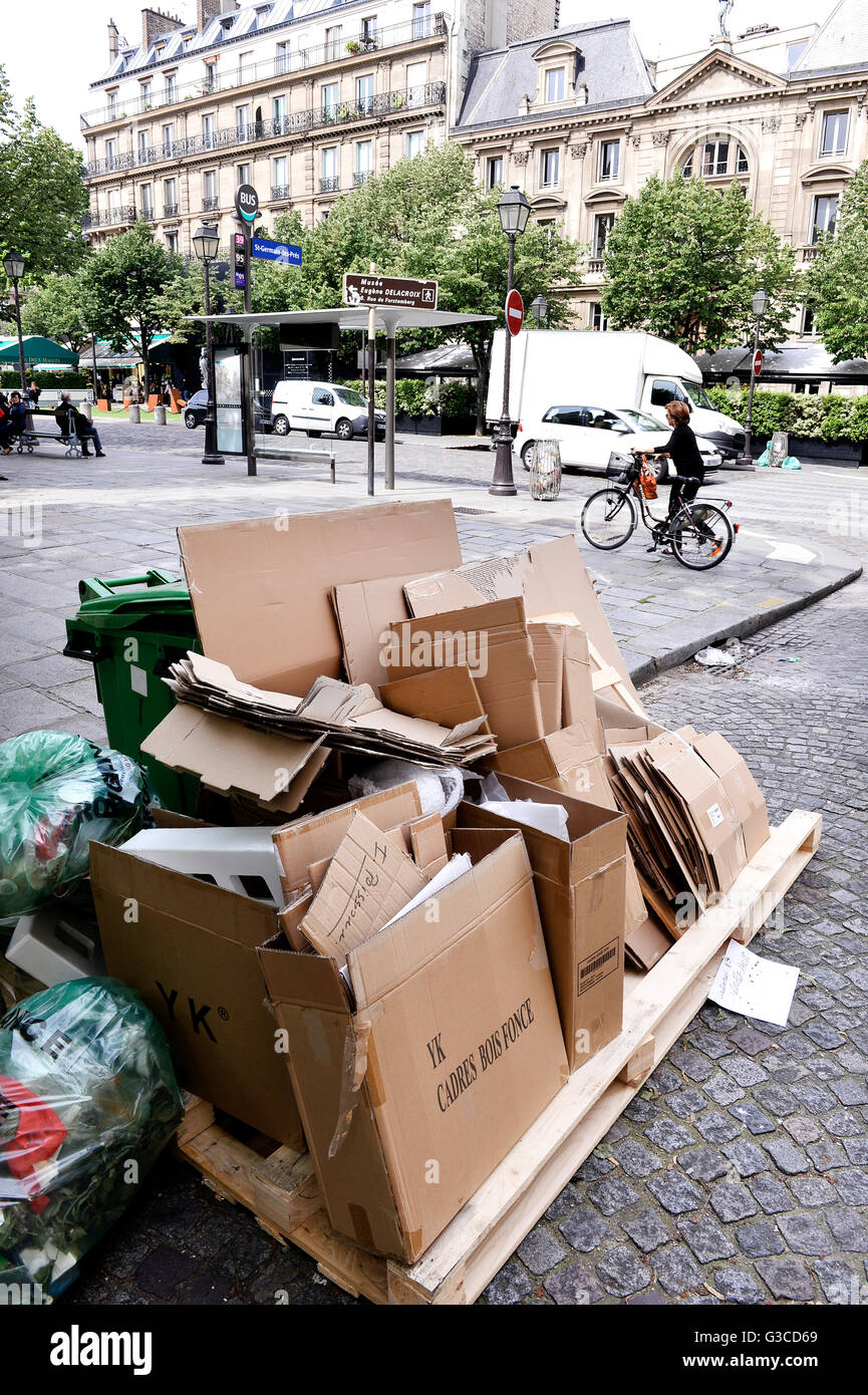 Garbage collect on strike in Paris Stock Photo - Alamy