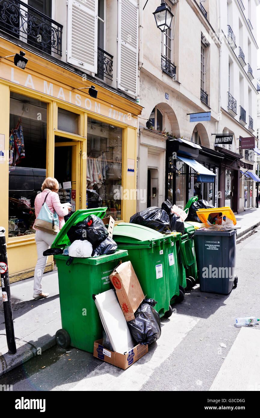 Garbage collect on strike in Paris Stock Photo - Alamy