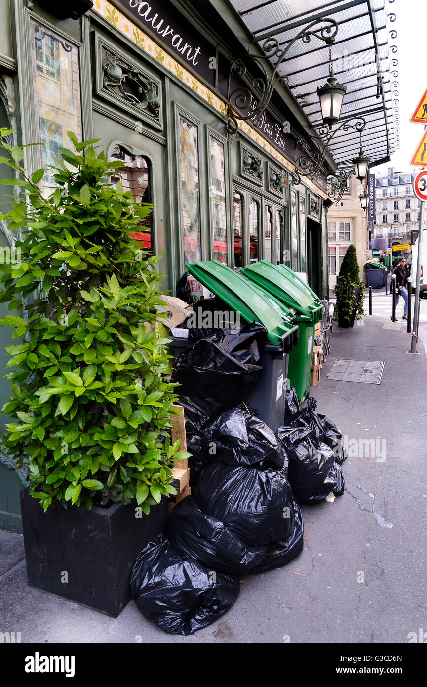 Strike of garbage collection hi-res stock photography and images - Alamy