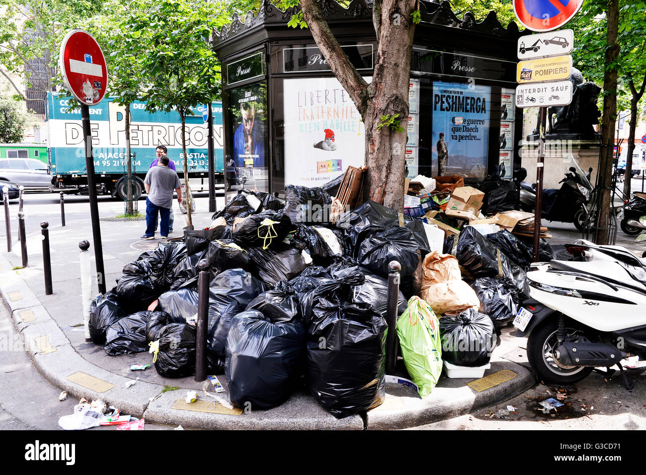Garbage collect on strike in Paris Stock Photo - Alamy