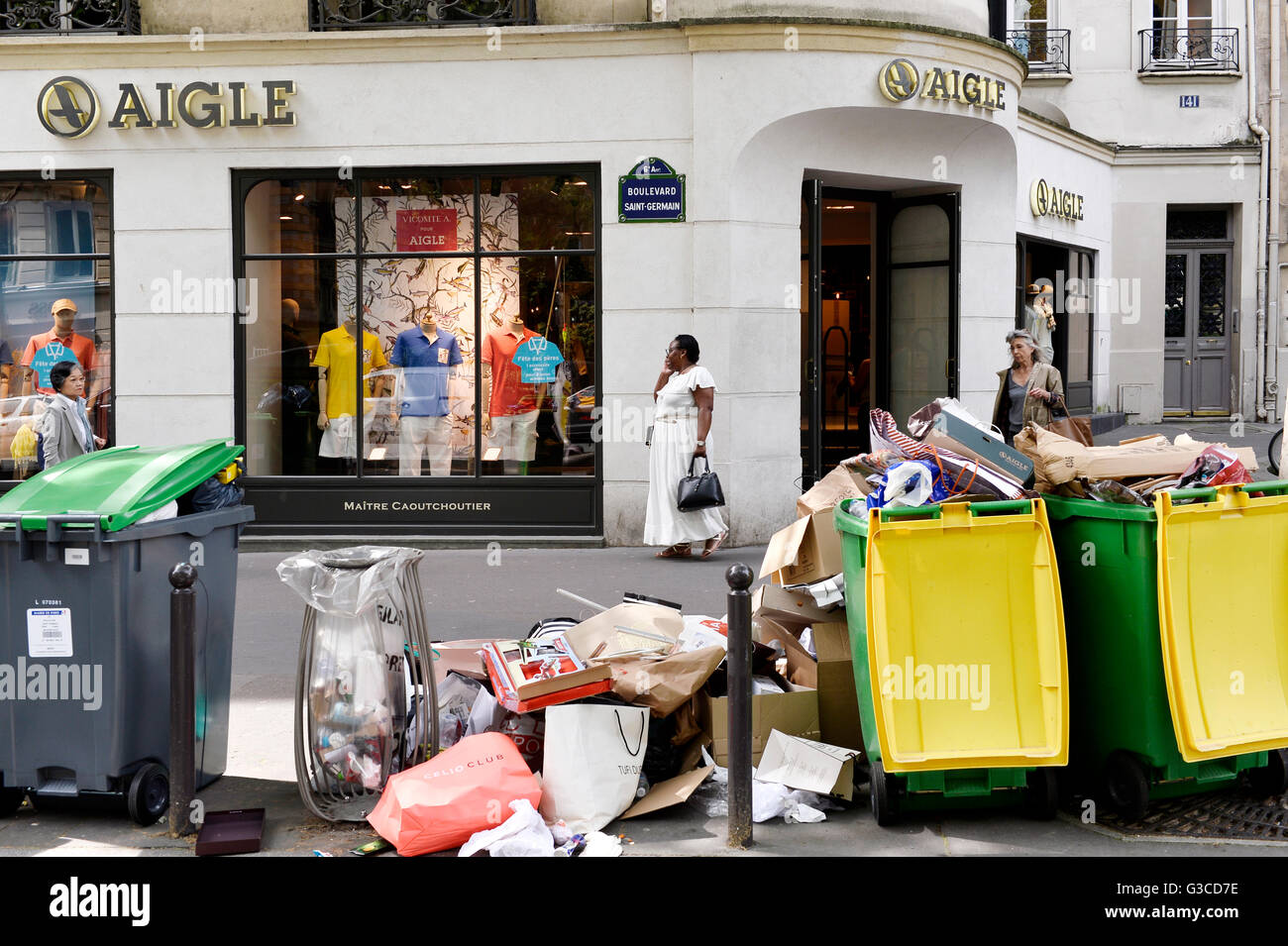 Garbage collection on strike in Paris, France Stock Photo - Alamy